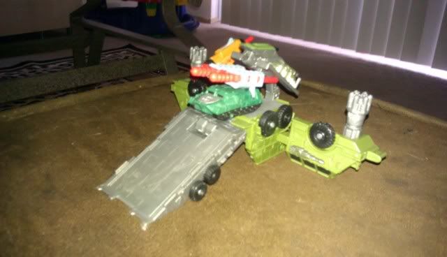 DOTM Cyberverse BumbleBee with APC/Battle Base | Page 2 | TFW2005 - The 2005 Boards